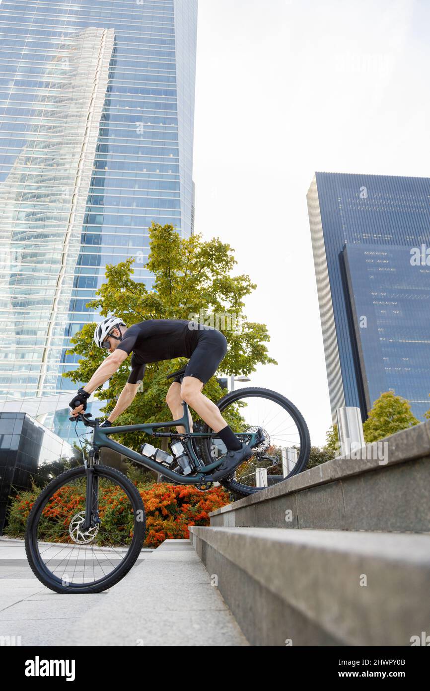 Stunt cycle hi-res stock photography and images - Alamy