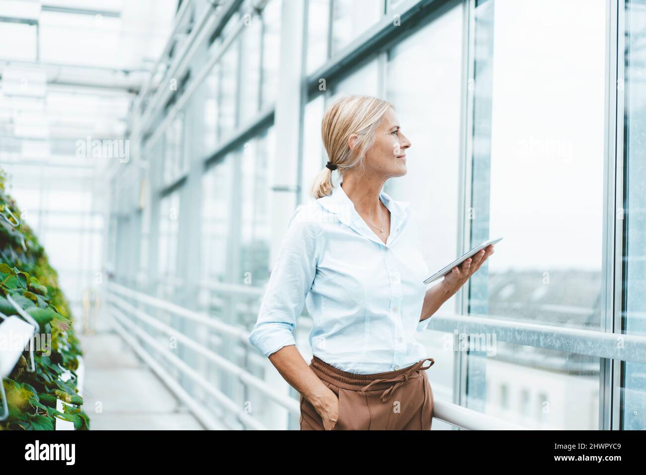 Woman agronomist digital tablet hi-res stock photography and images - Alamy
