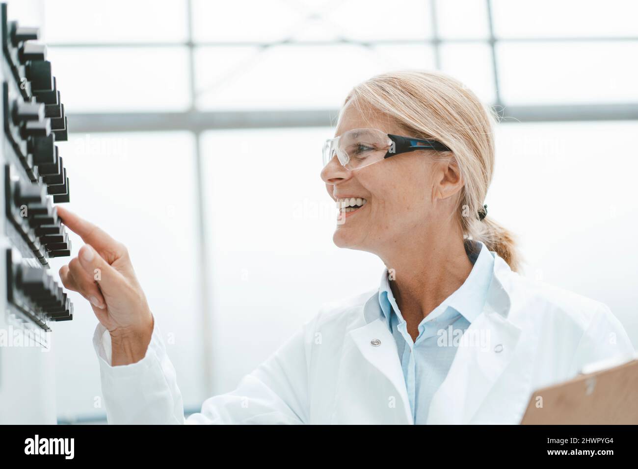 Button machine hi-res stock photography and images - Alamy