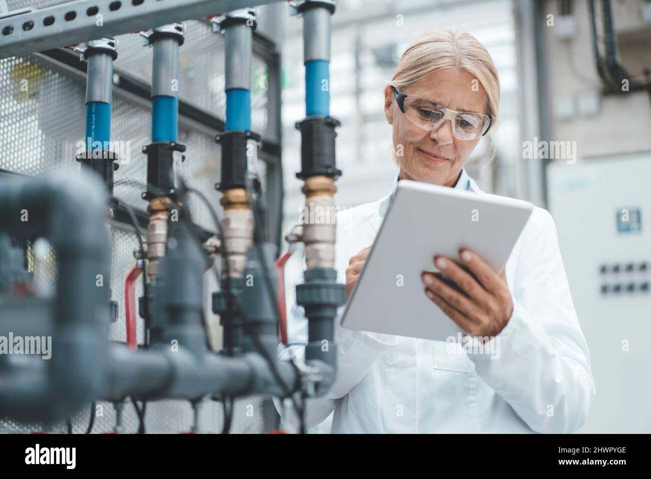 Biologist using tablet PC working in laboratory Stock Photo - Alamy