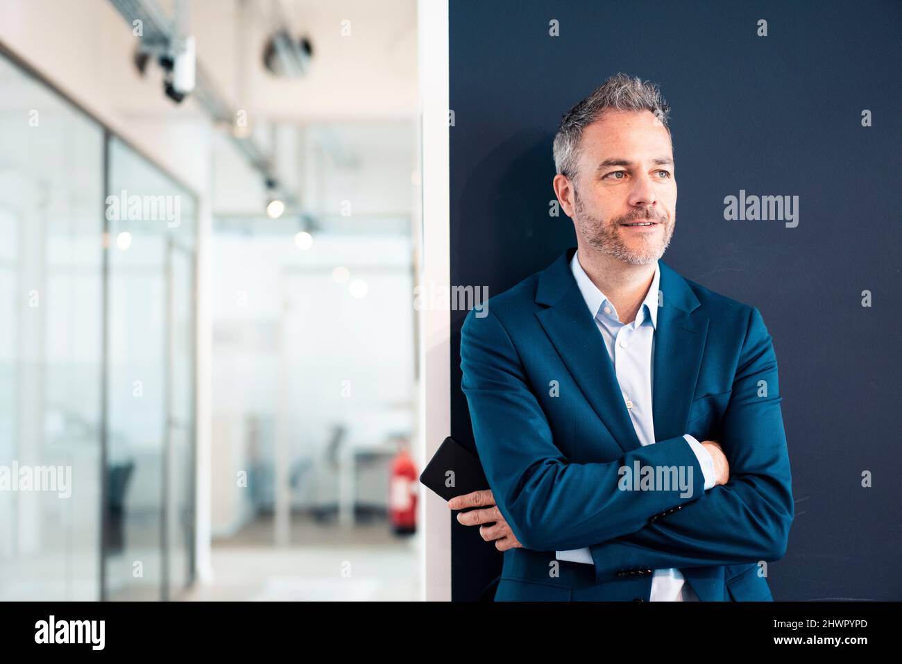 Working with crossed arms hi-res stock photography and images - Alamy