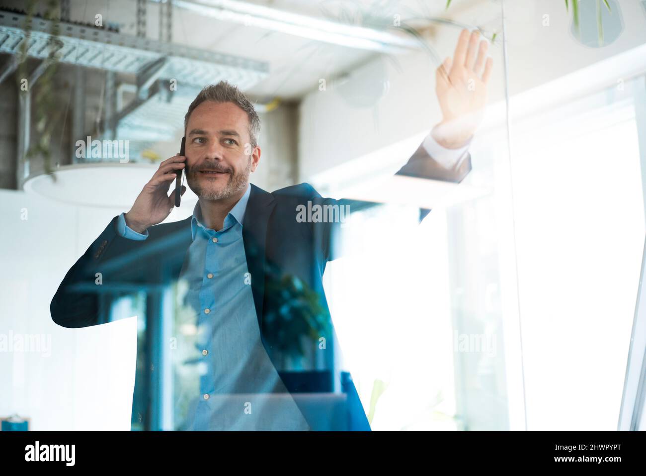 Conference room through glass hi-res stock photography and images - Alamy