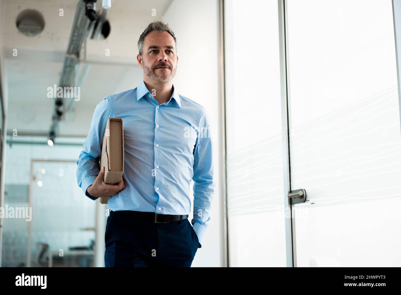 Hands folder hi-res stock photography and images - Alamy