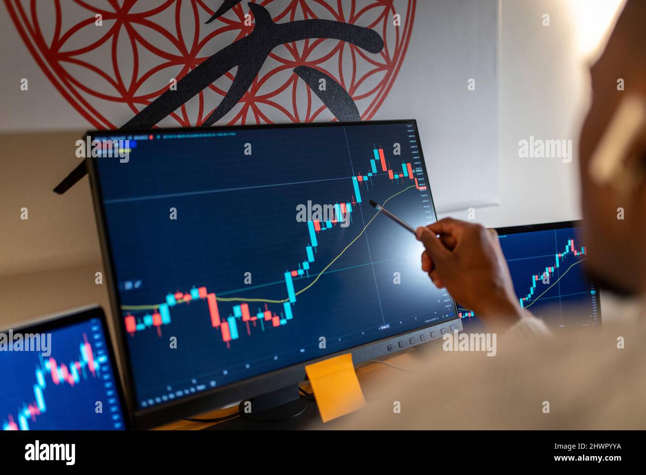 Online cryptocurrency trading chart hi-res stock photography and images ...