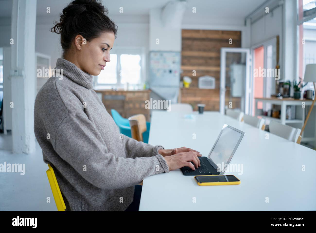 Busy desk in office hi-res stock photography and images - Alamy