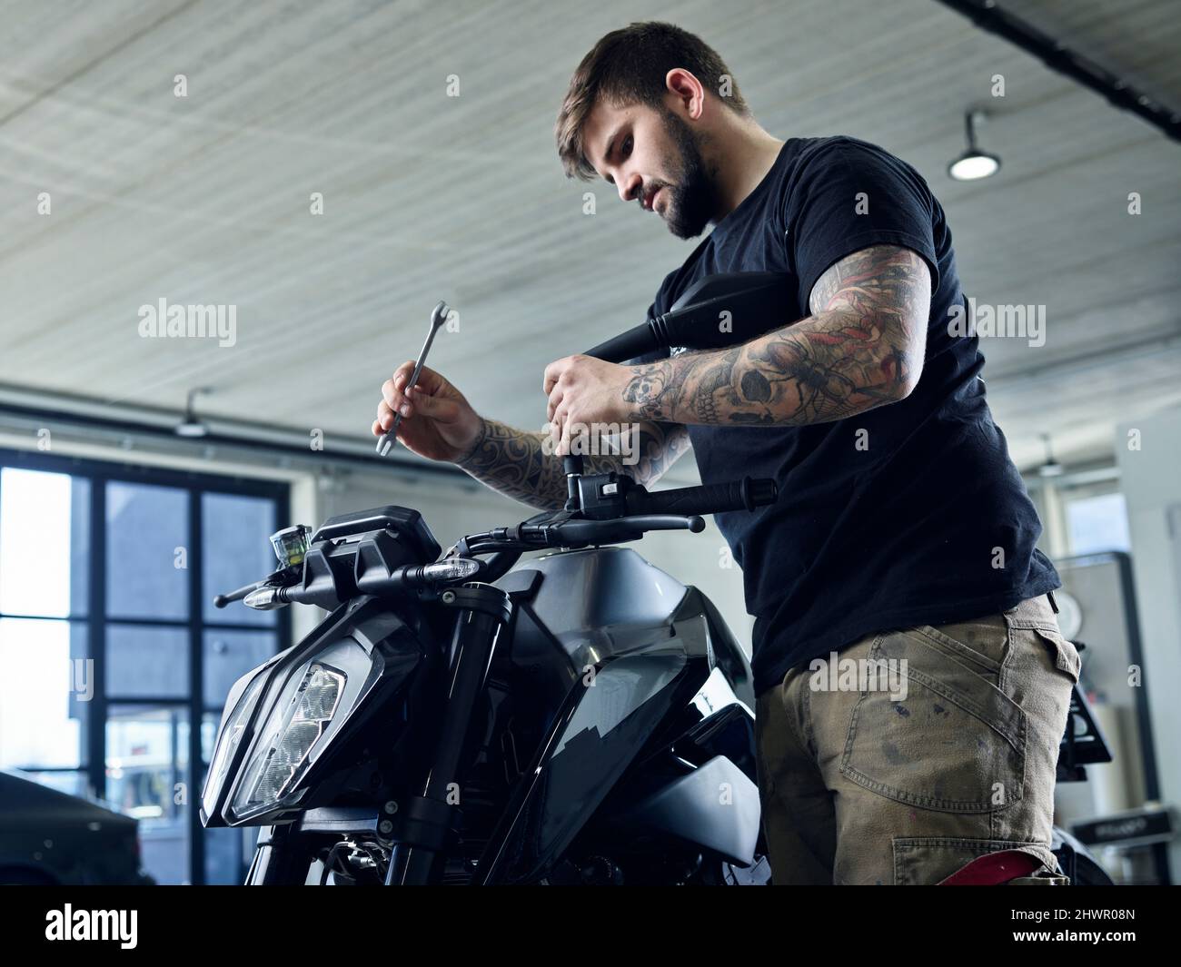Mechanic working motorcycle workshop High Resolution Stock Photography ...