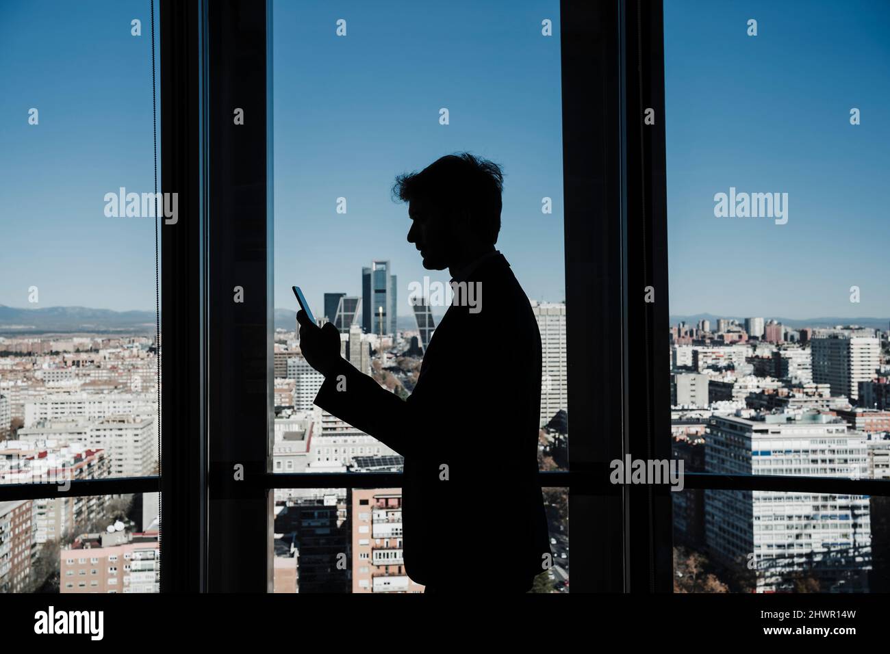 Person holding phone silhouette hi-res stock photography and images - Alamy