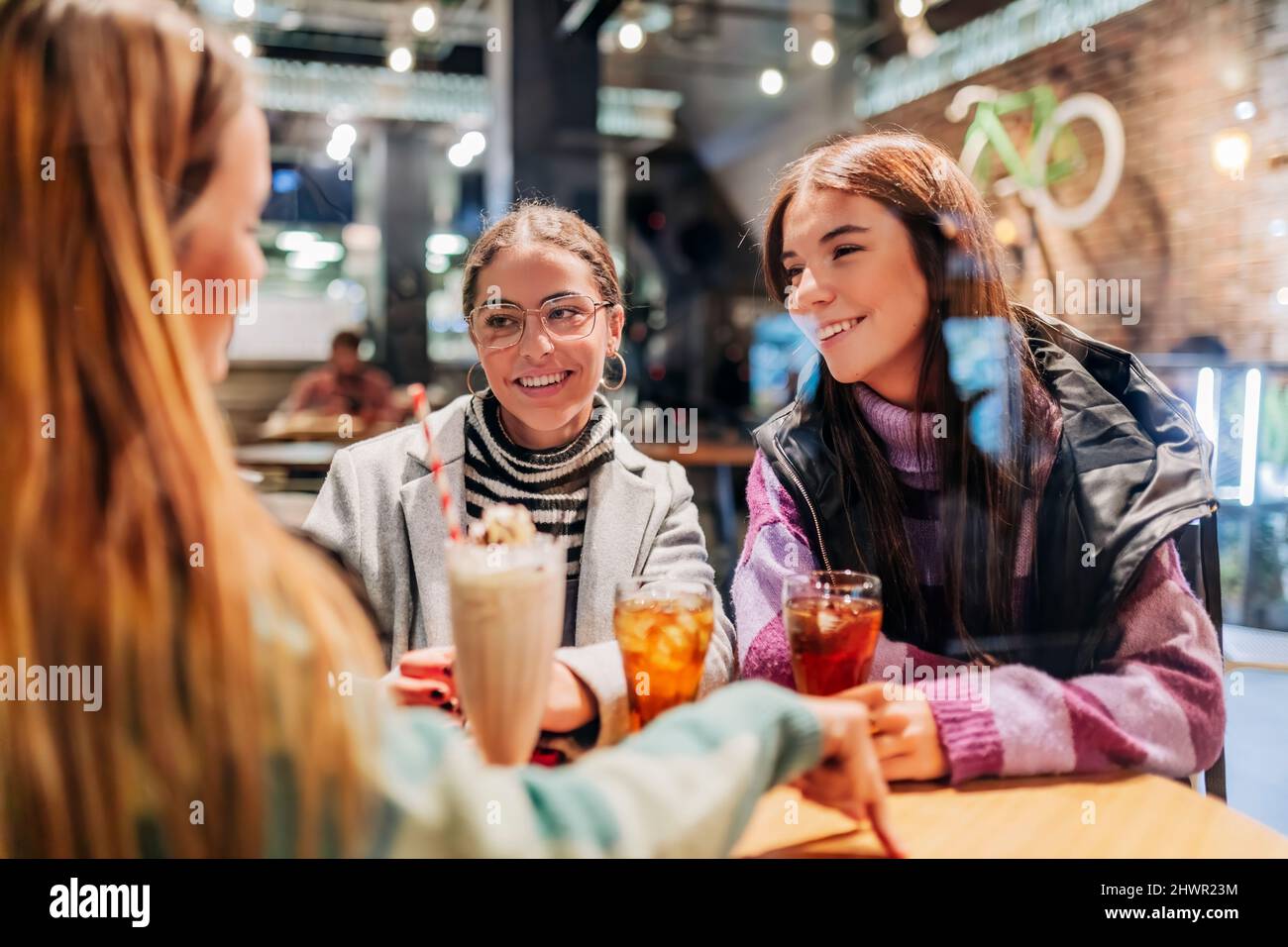 Group smiling drinks hi-res stock photography and images - Alamy