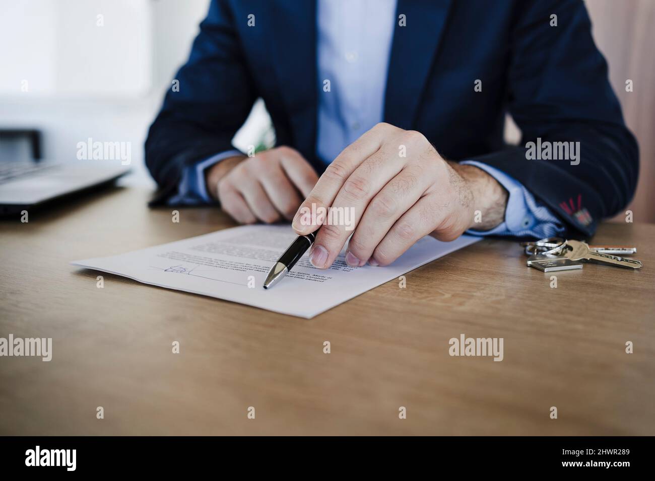 Agent explaining people hi-res stock photography and images - Alamy