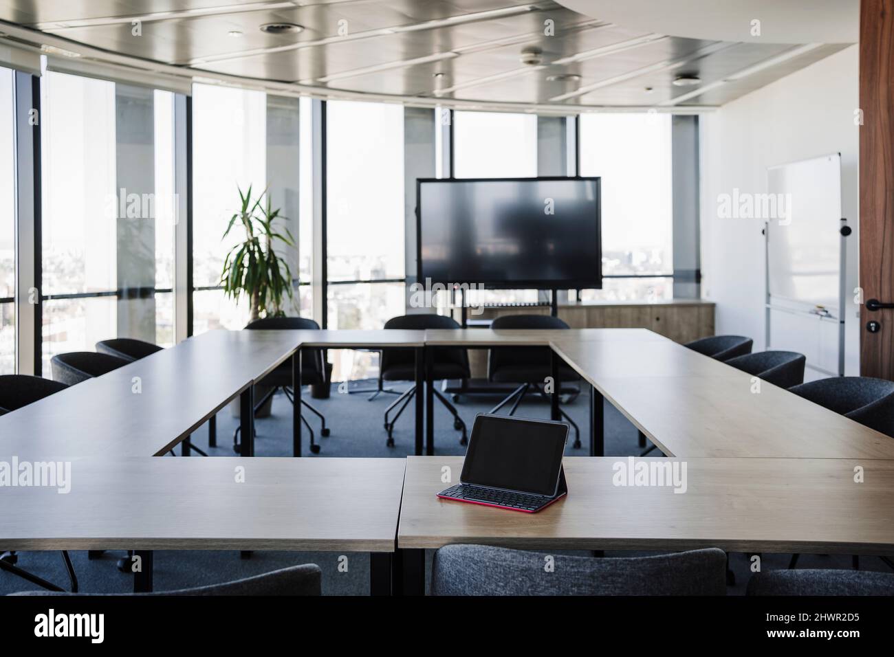 Empty conference table hi-res stock photography and images - Alamy