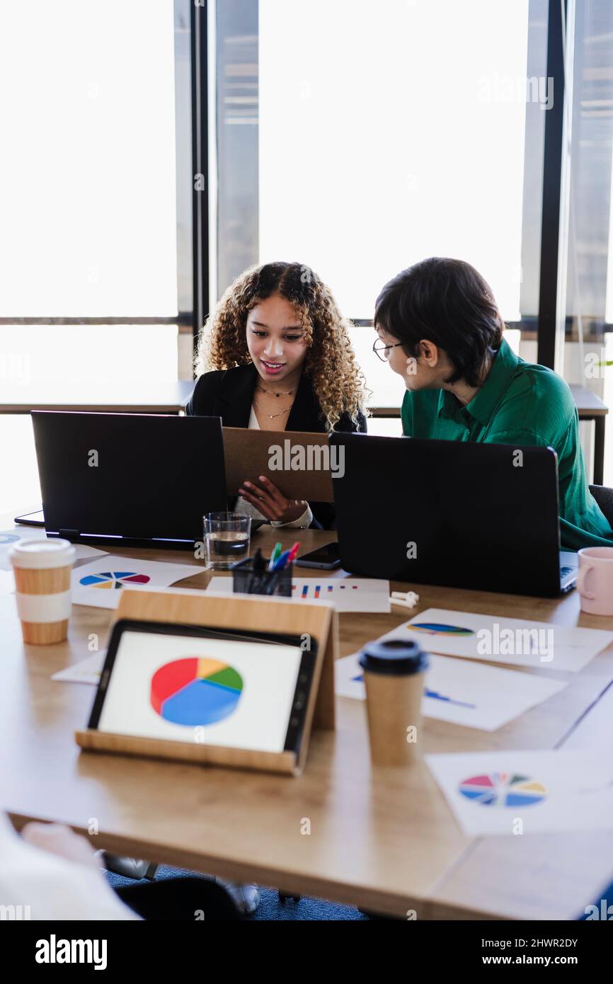 Corporate colleague laptop chart hi-res stock photography and images ...