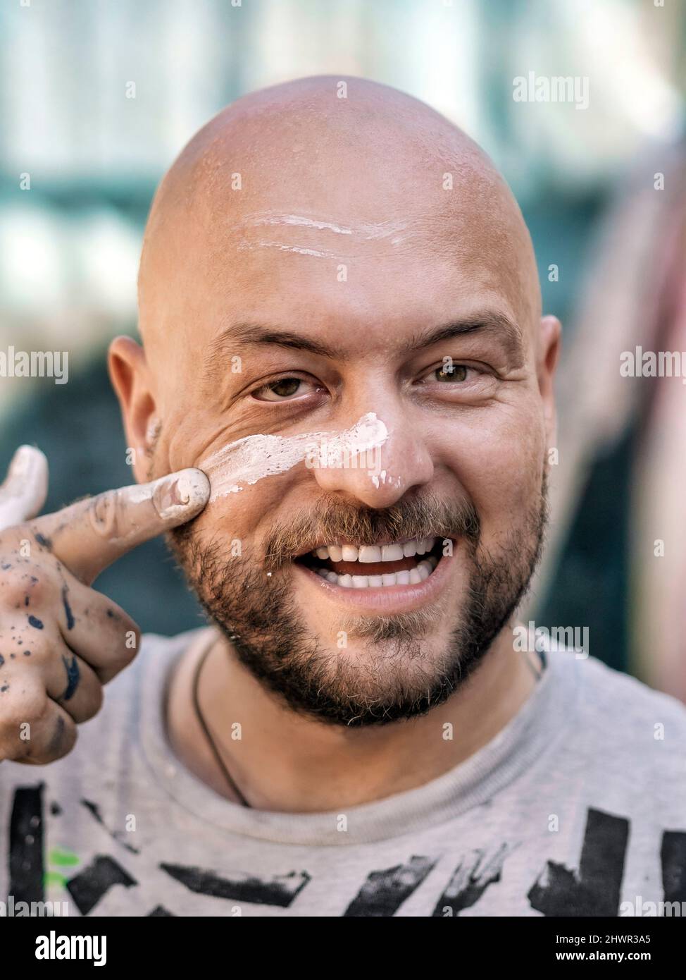 Artist applying paint on face Stock Photo - Alamy