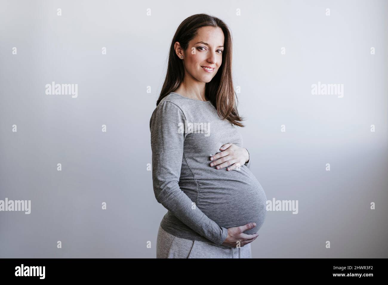 Pregnant woman in front wall hi-res stock photography and images - Alamy