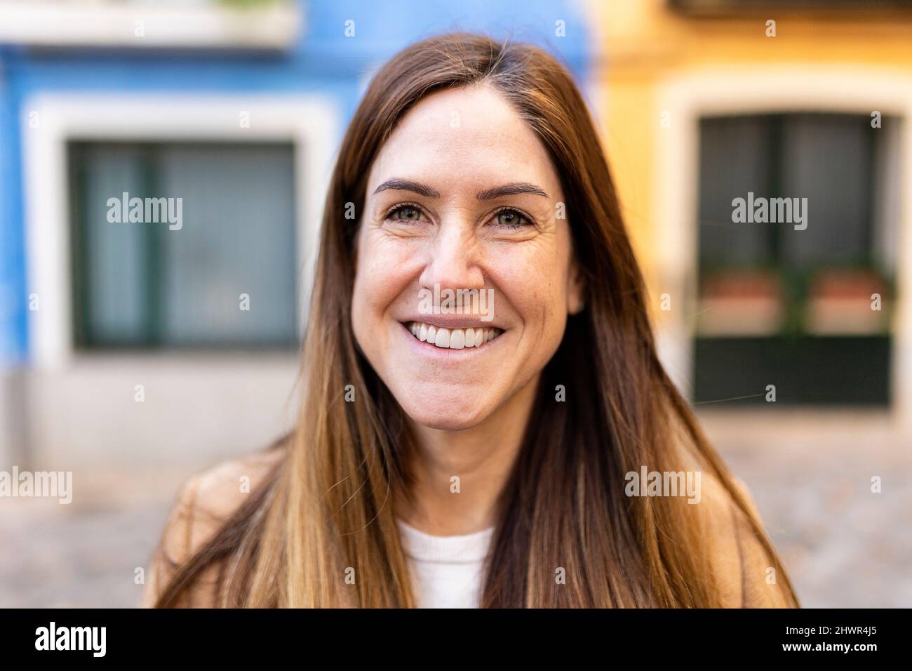 Woman with brown hair smiling hi-res stock photography and images - Alamy