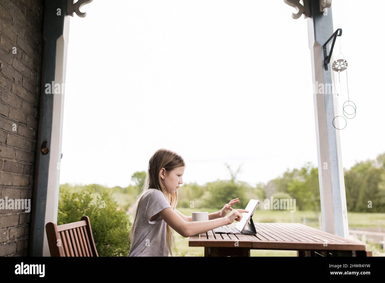 Girl on computer hi-res stock photography and images - Alamy