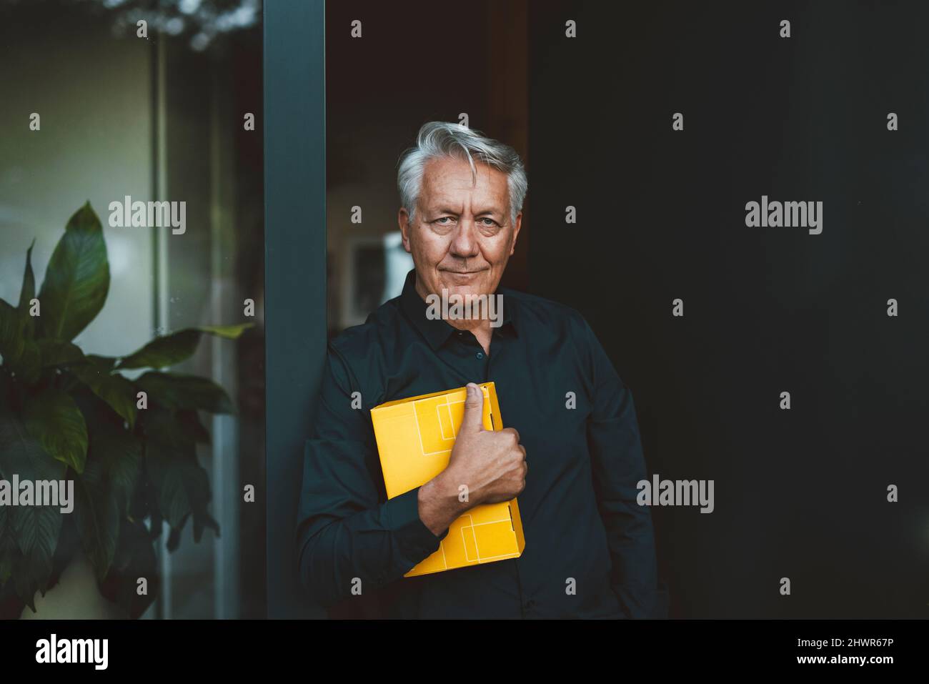 Delivery door senior hi-res stock photography and images - Alamy
