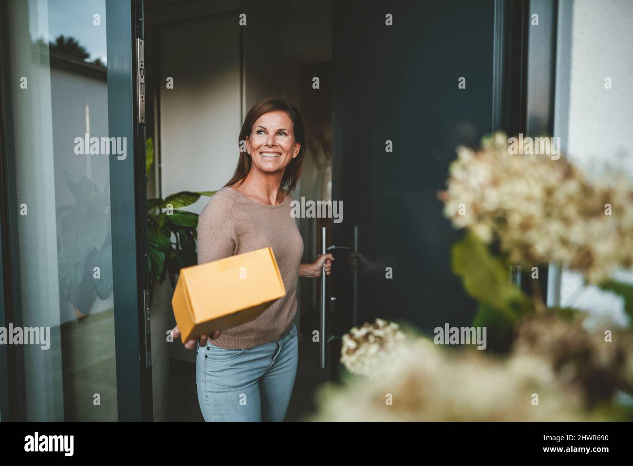 Woman package hi-res stock photography and images - Alamy