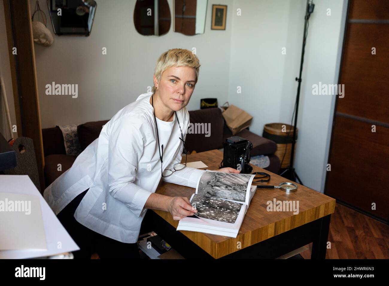 Caucasian female curator hi-res stock photography and images - Alamy