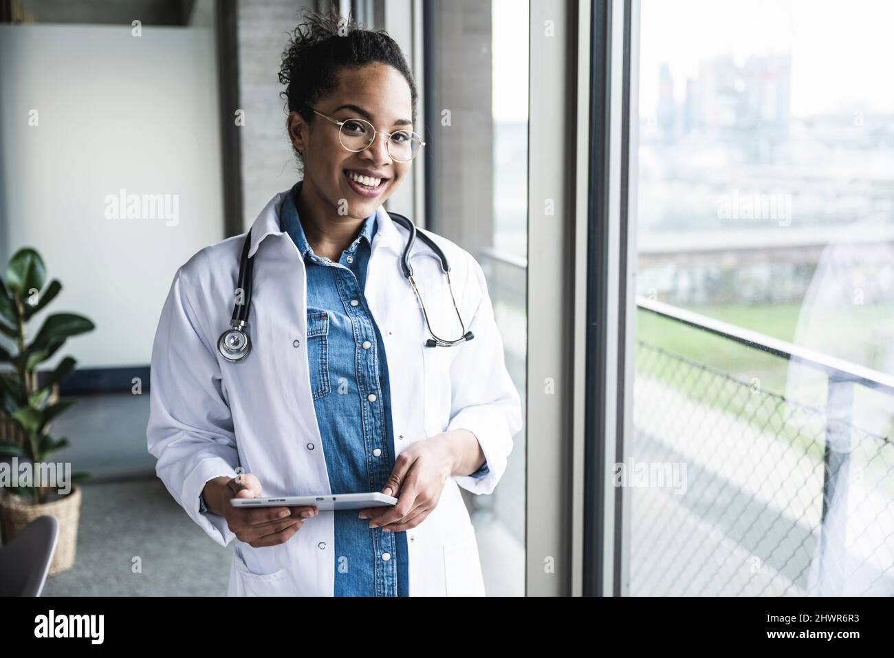 Happy hospital staff hi-res stock photography and images - Alamy
