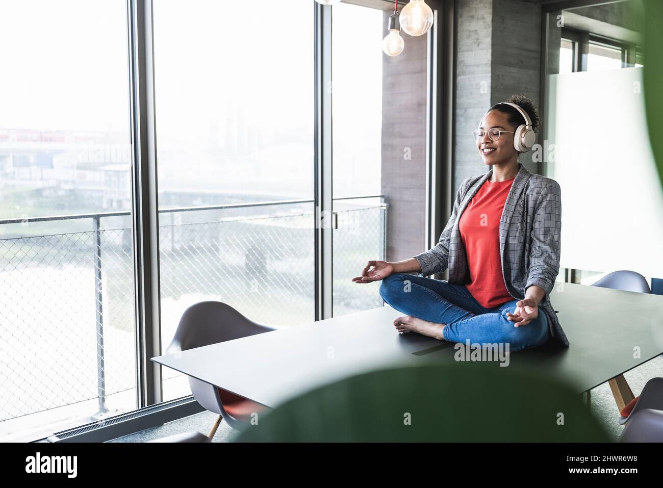 Sitting position work place hi-res stock photography and images - Alamy