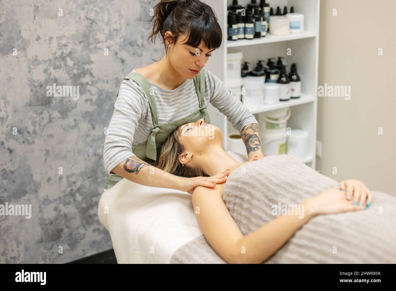 Woman back view aesthetic hi-res stock photography and images - Alamy