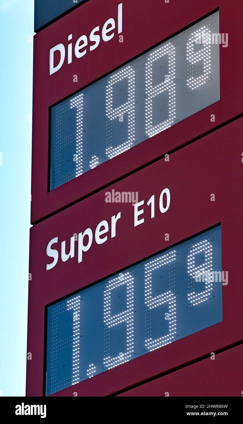 Cottbus, Germany. 07th Mar, 2022. On a display at a gas station, a ...