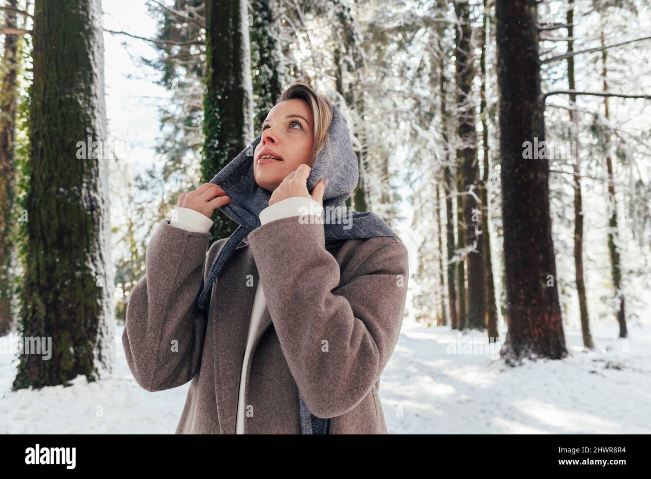 Women wearing winter clothing hi-res stock photography and images - Alamy