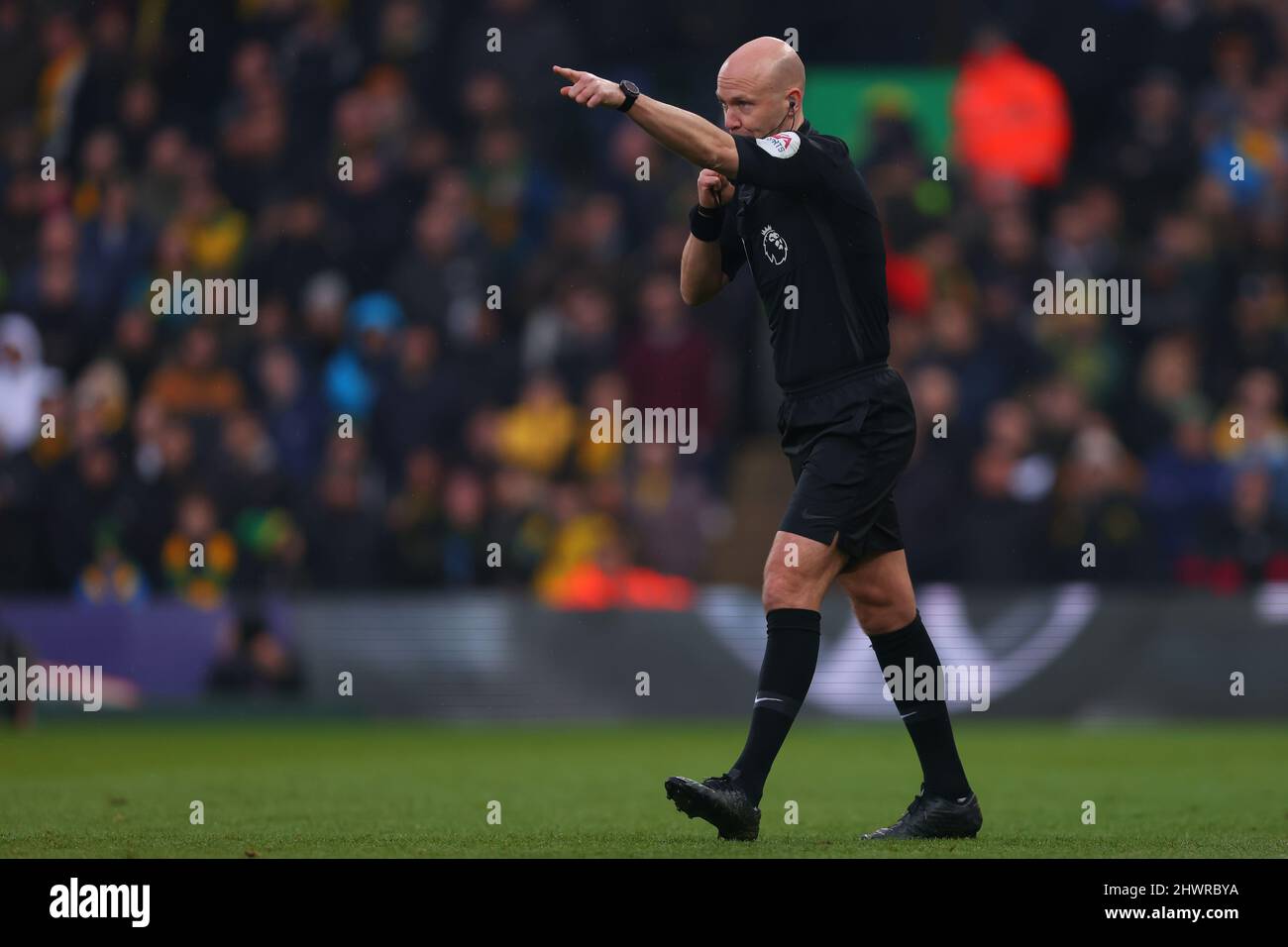 Anthony taylor points to the spot hi-res stock photography and images ...