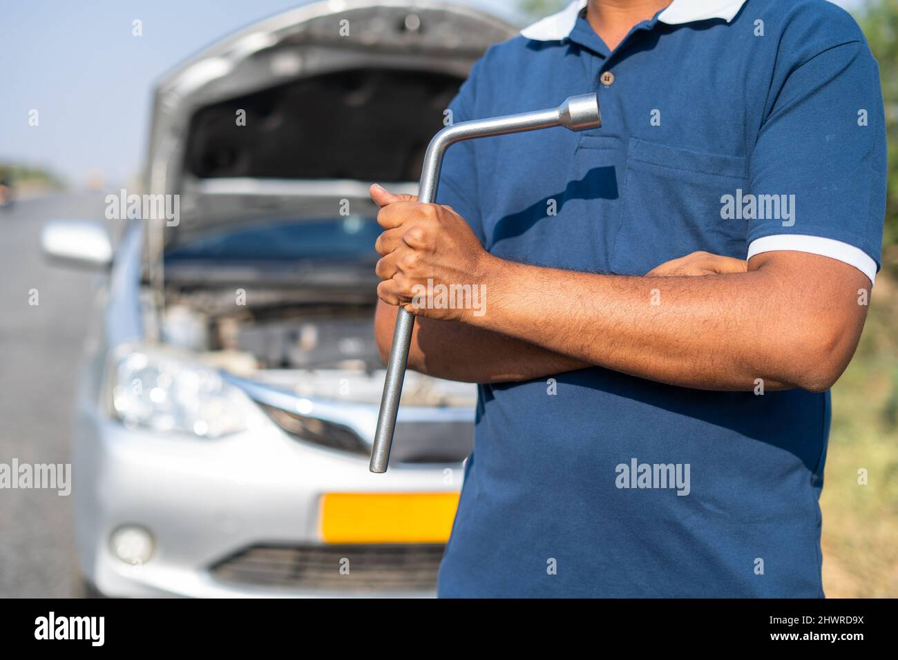 Mechanic roadside repair hi-res stock photography and images - Alamy