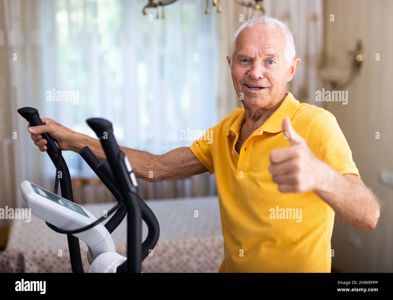 Man exercising on running machine hi-res stock photography and images ...