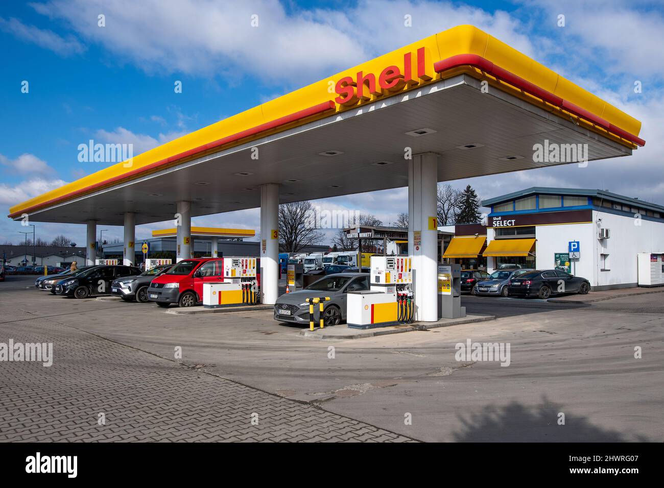 Kudowa Zdroj, Poland. 07th Mar, 2022. Shell filling station in Kudowa ...
