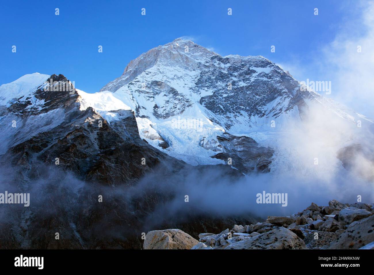 Mount Makalu with clouds, Nepal Himalayas mountains, Barun valley Stock ...