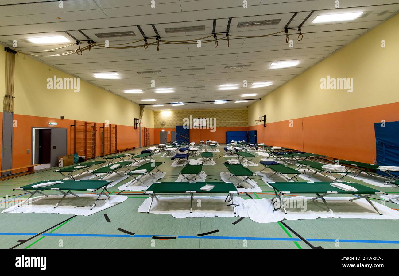 Emergency shelter cots hi-res stock photography and images - Alamy