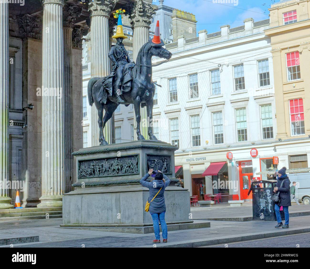 Glasgow, Scotland, UK 7th March, 2022. Iconic Duke Of Wellington statue ...