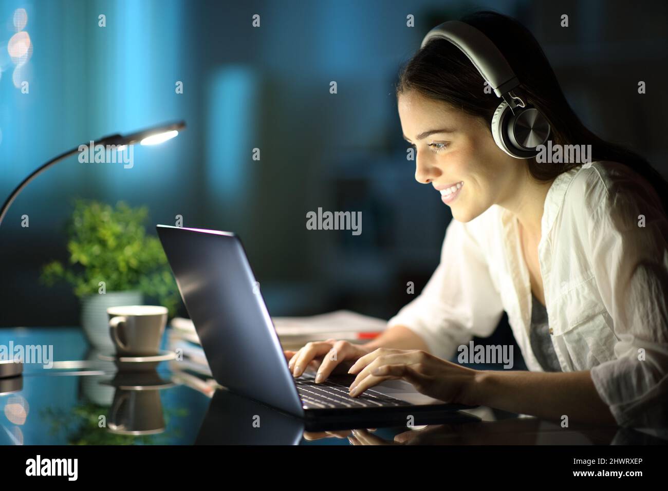 Teenage girl using desktop computer hi-res stock photography and images ...