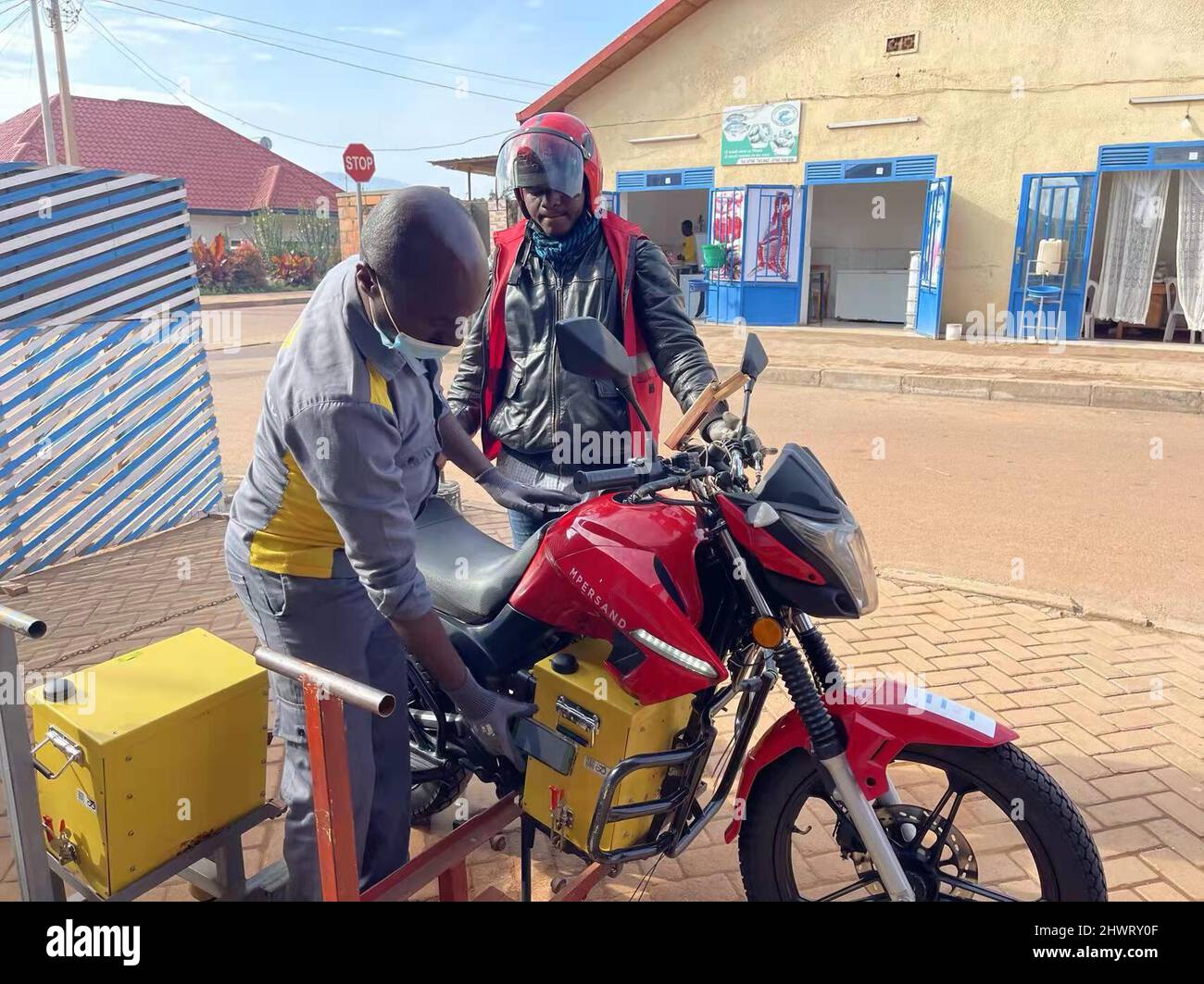 (220307) -- KIGALI, March 7, 2022 (Xinhua) -- A worker changes a ...