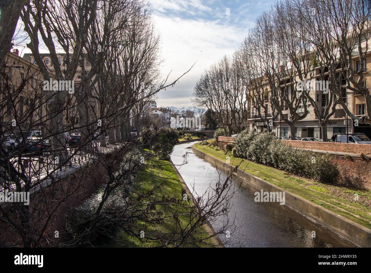 Le Canigou depuis Perpignan Stock Photo - Alamy
