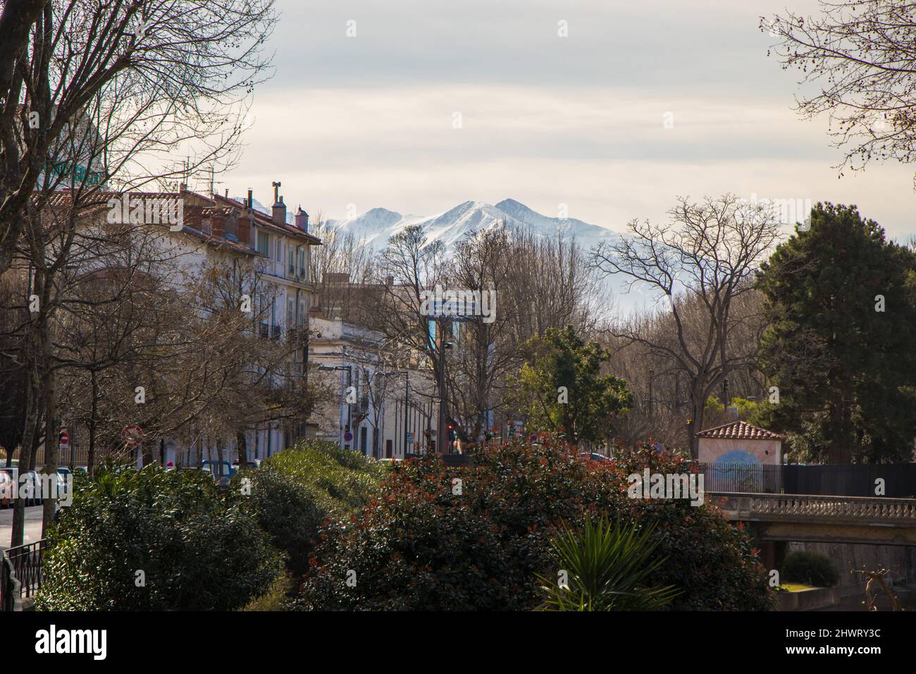 Le Canigou depuis Perpignan Stock Photo - Alamy