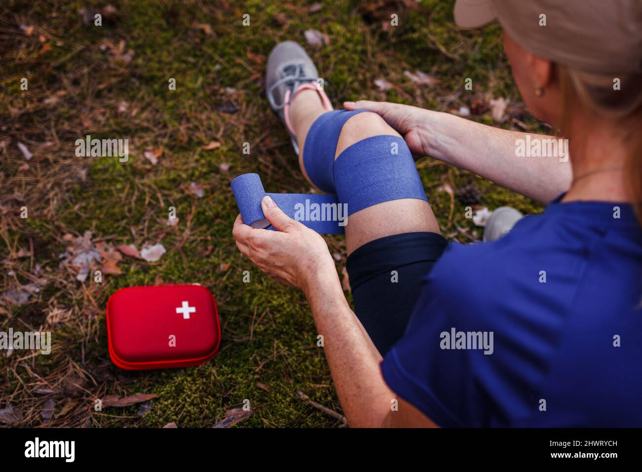 Swollen knee hi-res stock photography and images - Alamy