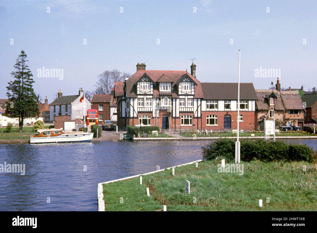 Swan Inn, Horning, beside the river Bure, Norfolk, England. 1964 Stock ...