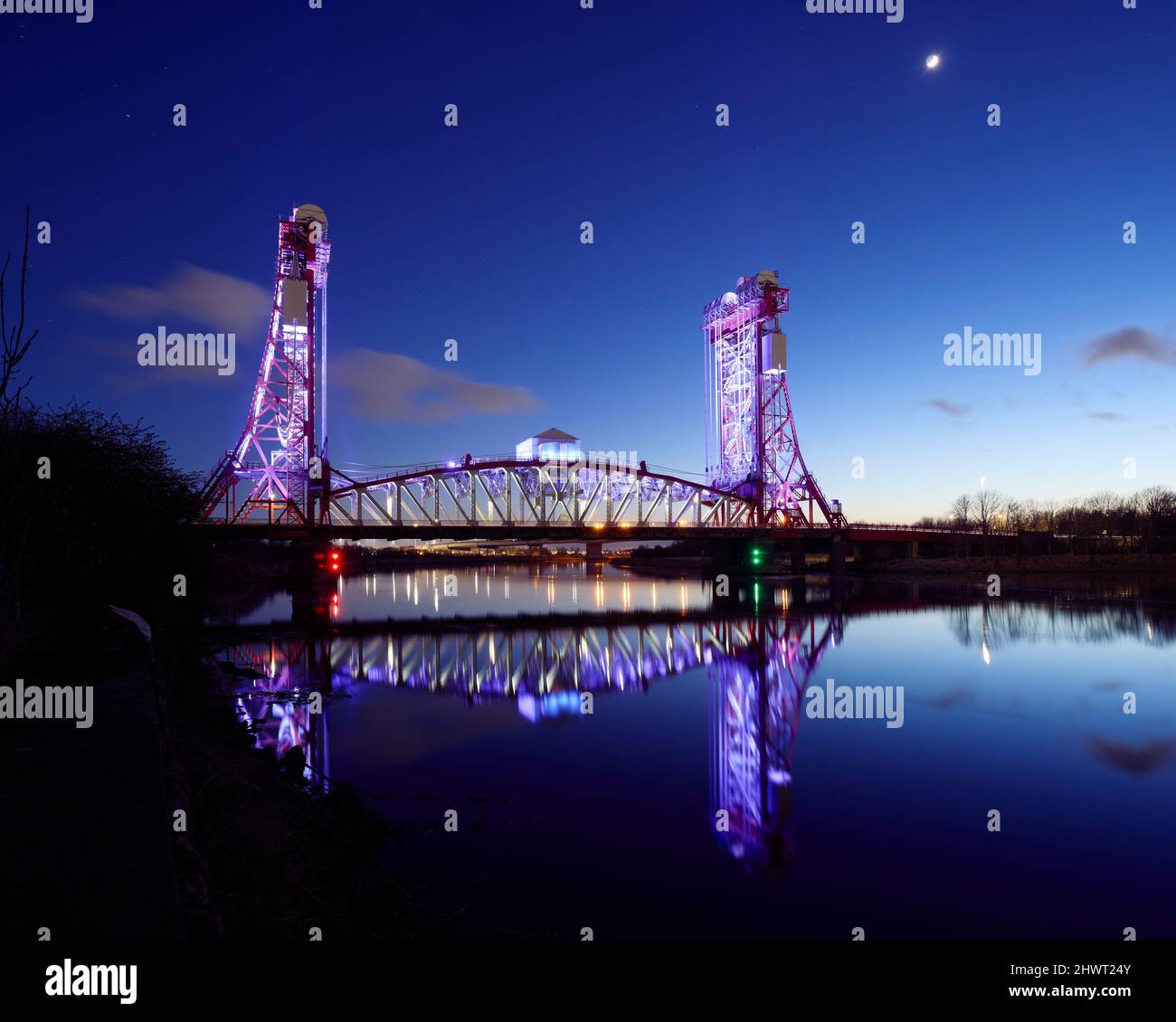 Suspend hi-res stock photography and images - Alamy