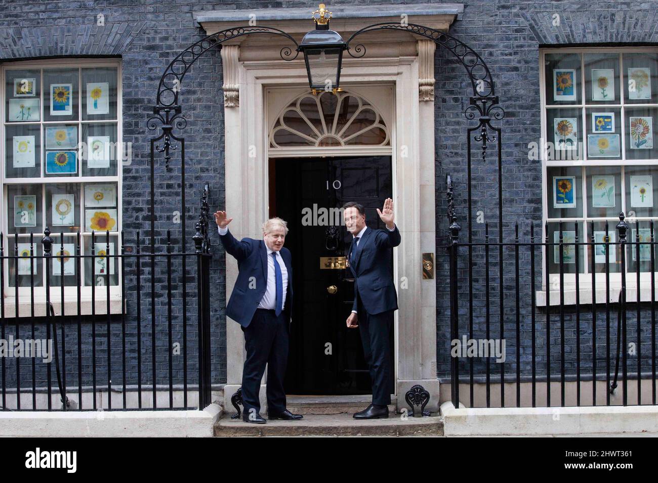 Discussing war in ukraine hi-res stock photography and images - Alamy