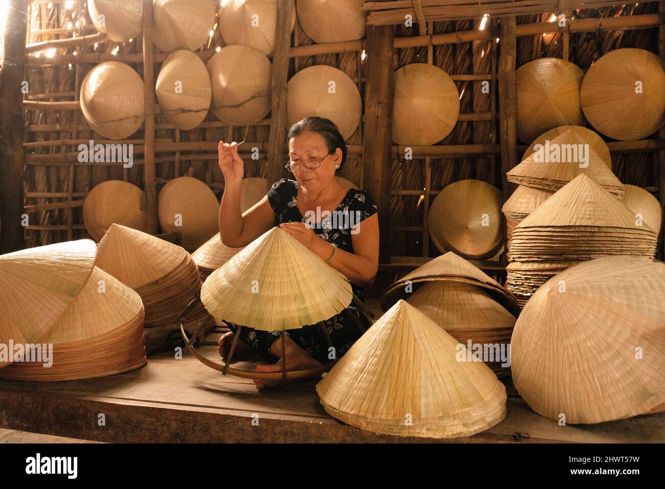 old vietnamese woman making a traditional conical hat at her home Stock ...