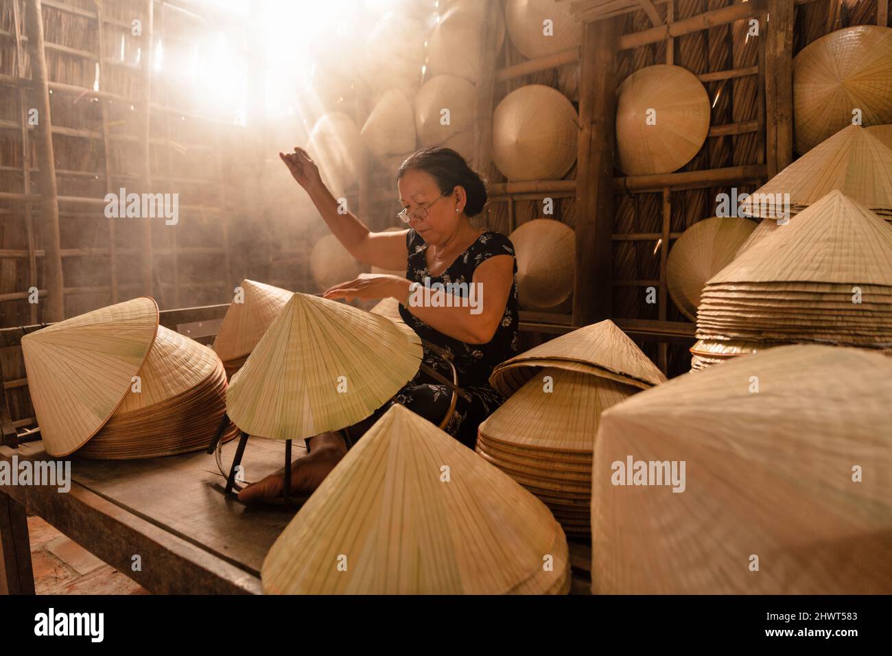 old vietnamese woman making a traditional conical hat at her home Stock ...
