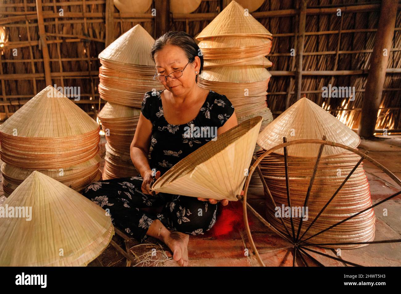 old vietnamese woman making a traditional conical hat at her home Stock ...
