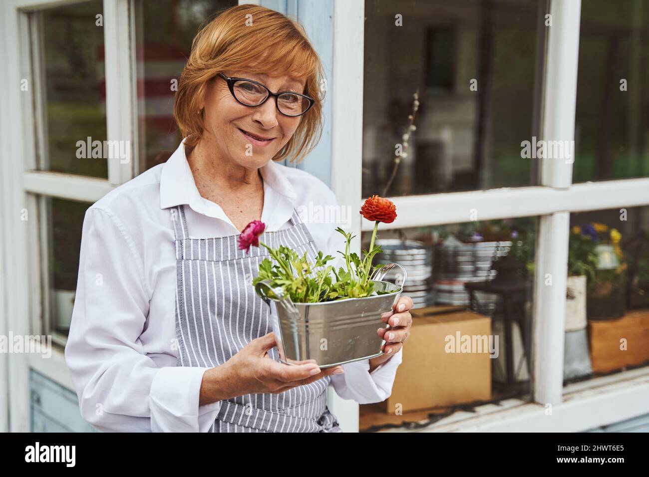 Female selling flowers hi-res stock photography and images - Alamy