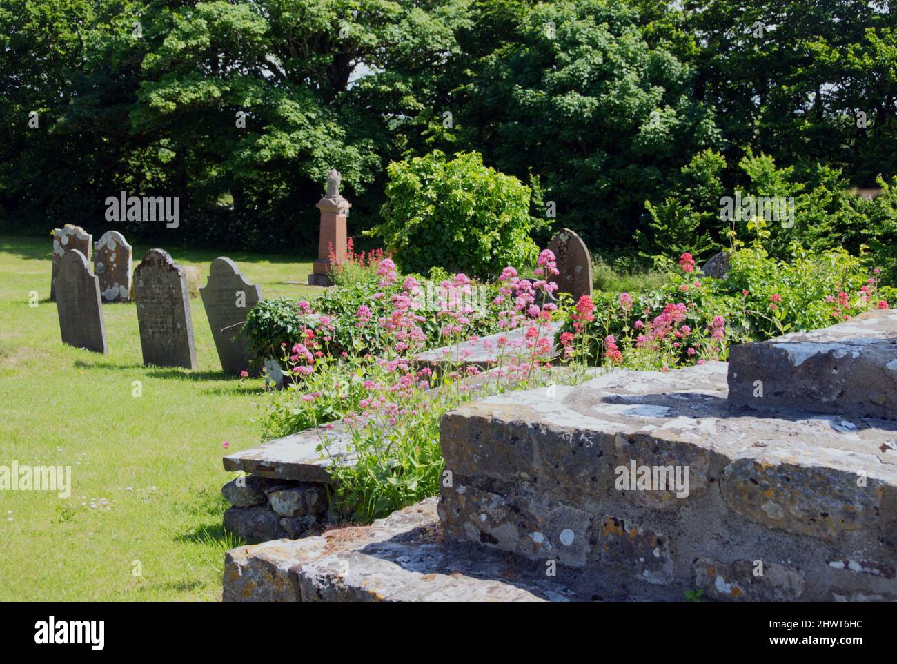 Graveyard & old church hi-res stock photography and images - Alamy