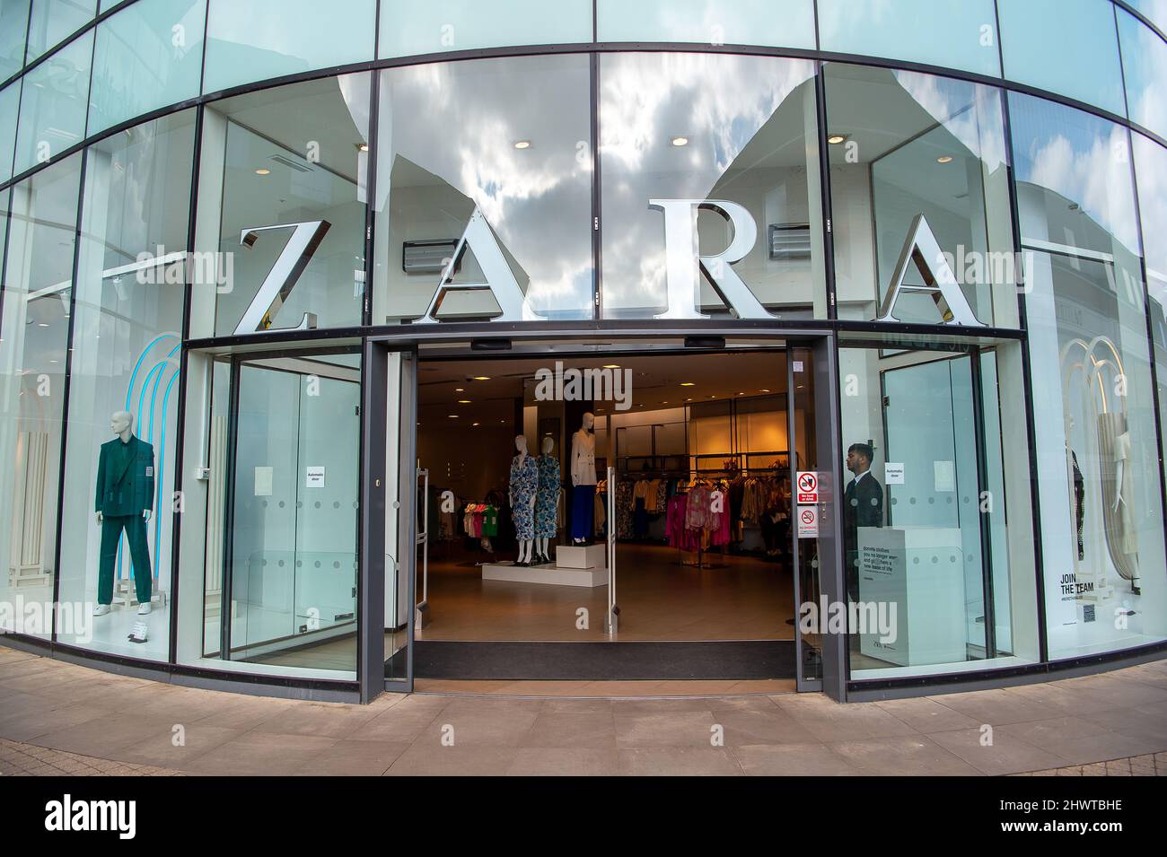Inditex russia closed hi-res stock photography and images - Alamy