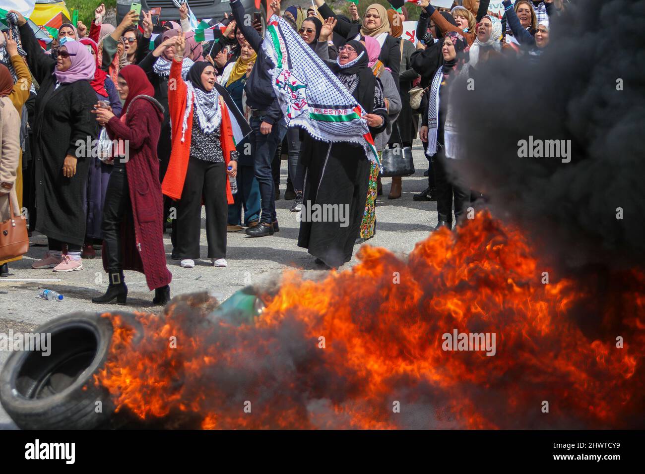 Burning settlement hi-res stock photography and images - Alamy