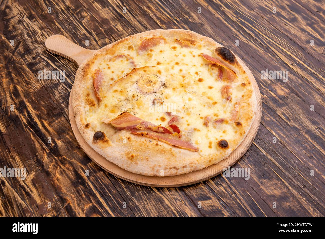 The pizza with fried egg is an opportunity to enjoy a delicious ...